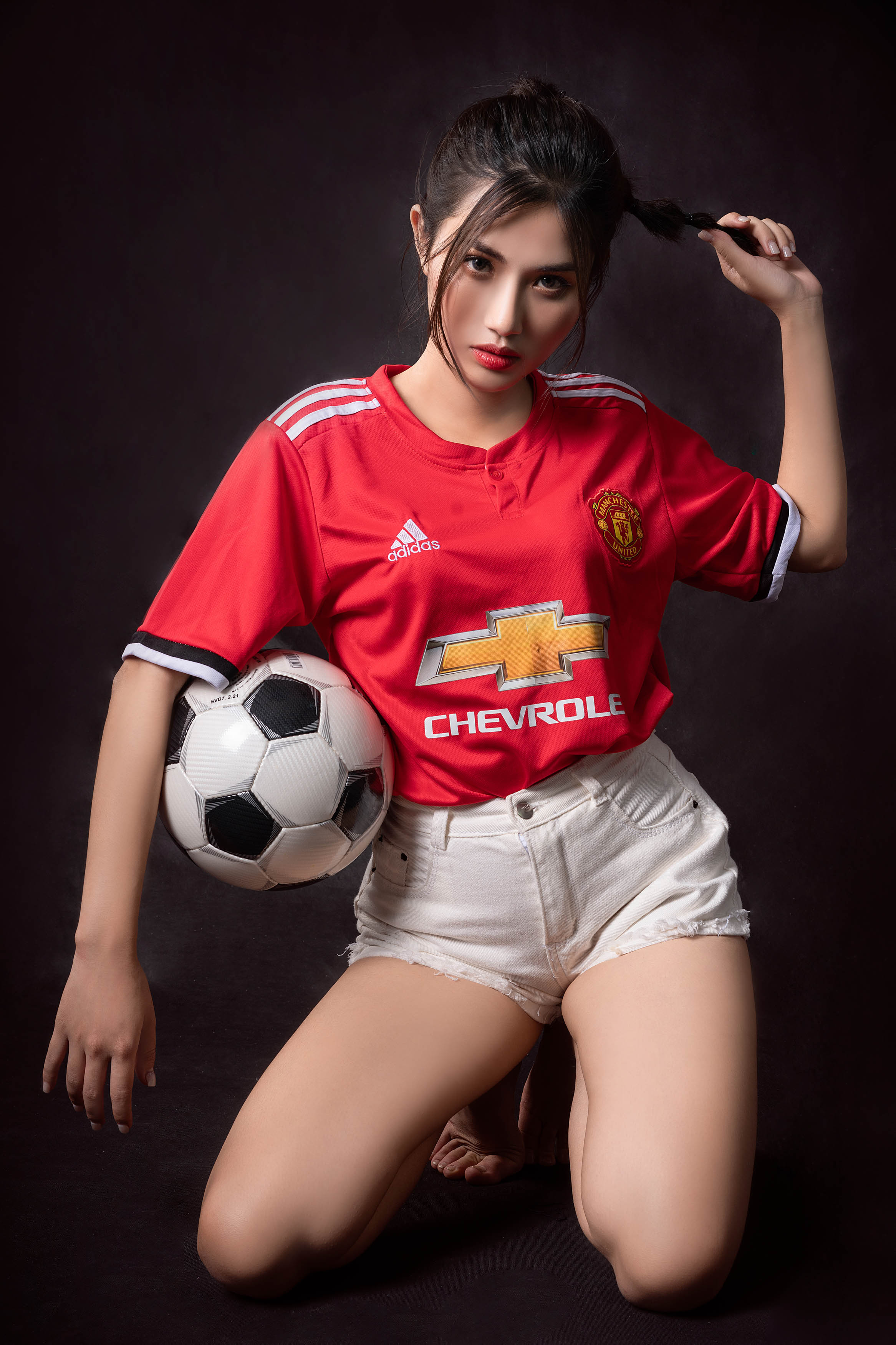 Nga Pika, Mèo Sao Hỏa làm nóng trận derby thành Manchester