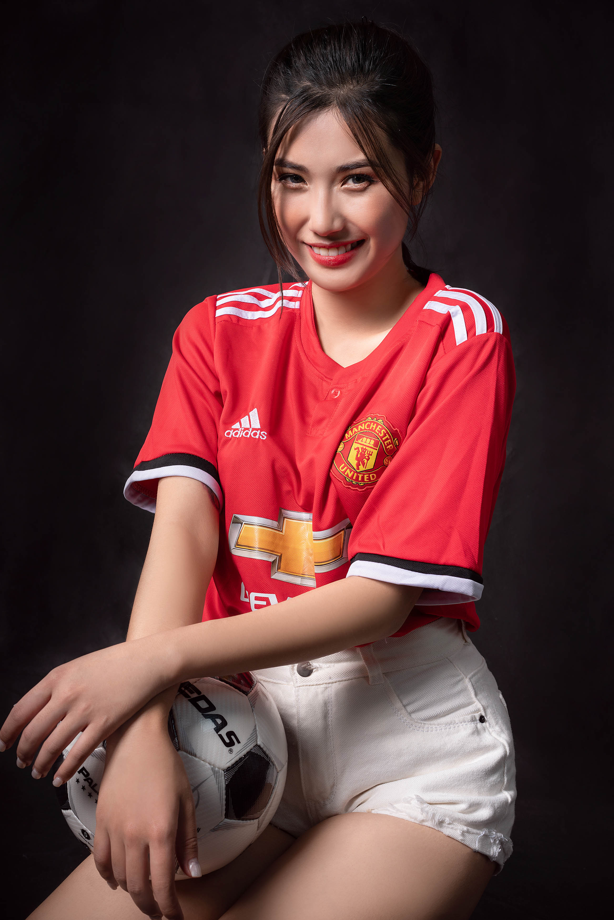 Nga Pika, Mèo Sao Hỏa làm nóng trận derby thành Manchester