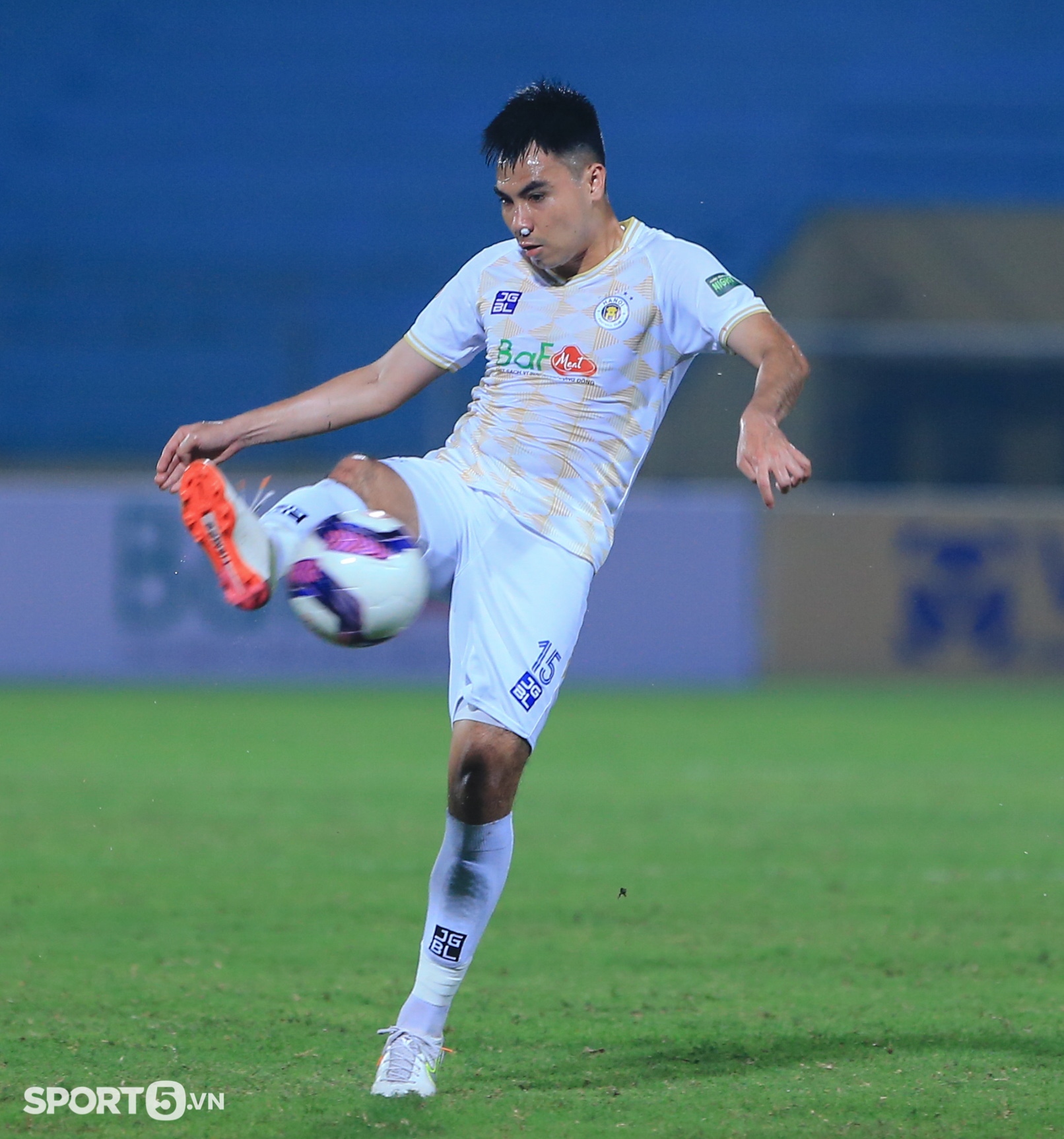 Phạm Đức Huy chảy máu mũi sau va chạm trên không